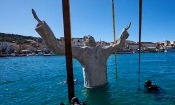 8-Metre Jesus Christ Statue Sunk in the Sea for Underwater Stations of ...