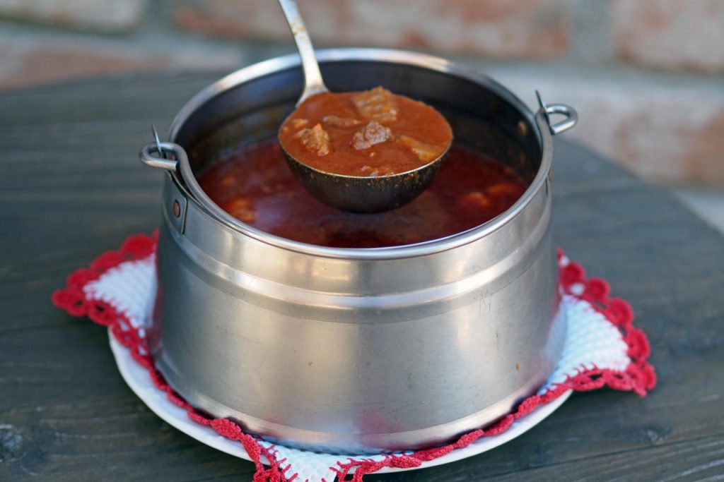 Slavonian tradition in a pot: How to make the best čobanac in Županja ...